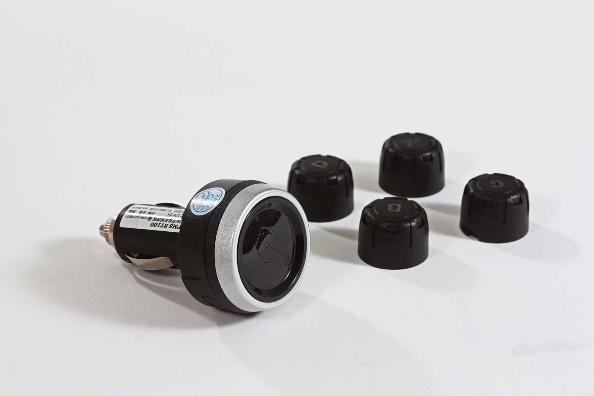 Trywin TPMS BT100採用手機藍芽傳輸資訊，點菸器接收器設計為異常警告器 | 未分類 | CARNEWS