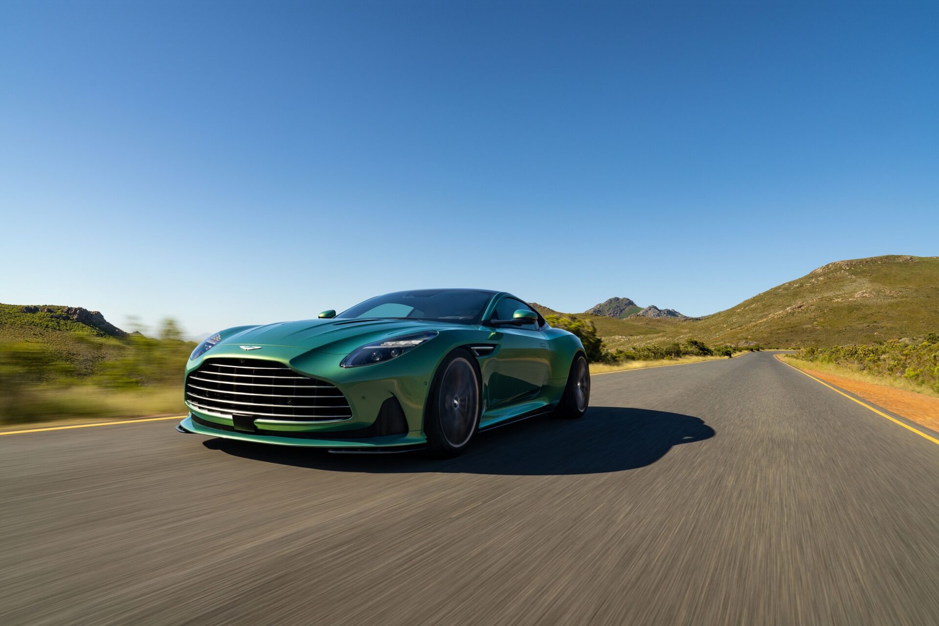 凌駕 GT 之上，世界首輛 Super Tourer Aston Martin DB12 | 新聞快訊 | CARNEWS