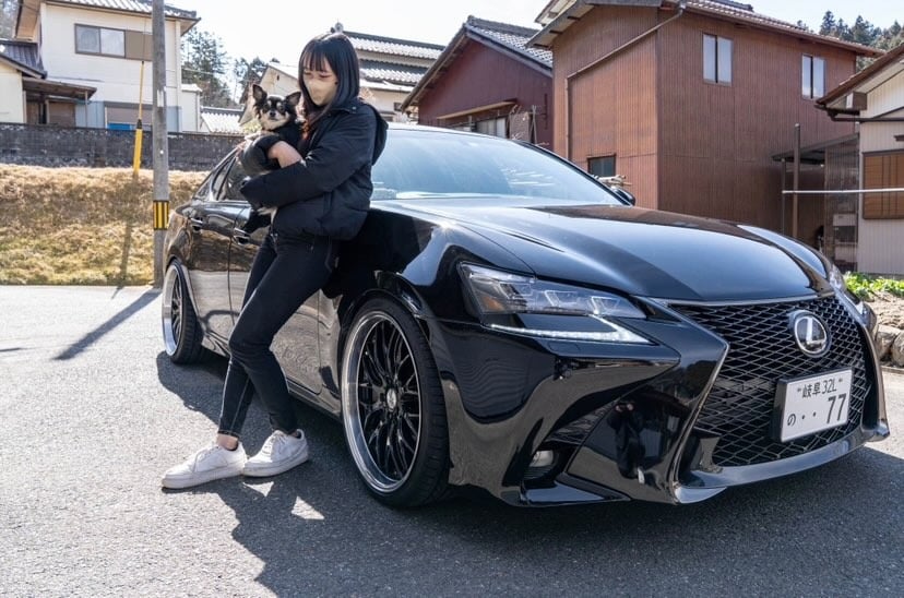 沉迷單眼相機中♡乘坐Lexus GS Sport轎車的女子! | 一手企劃 | CARNEWS