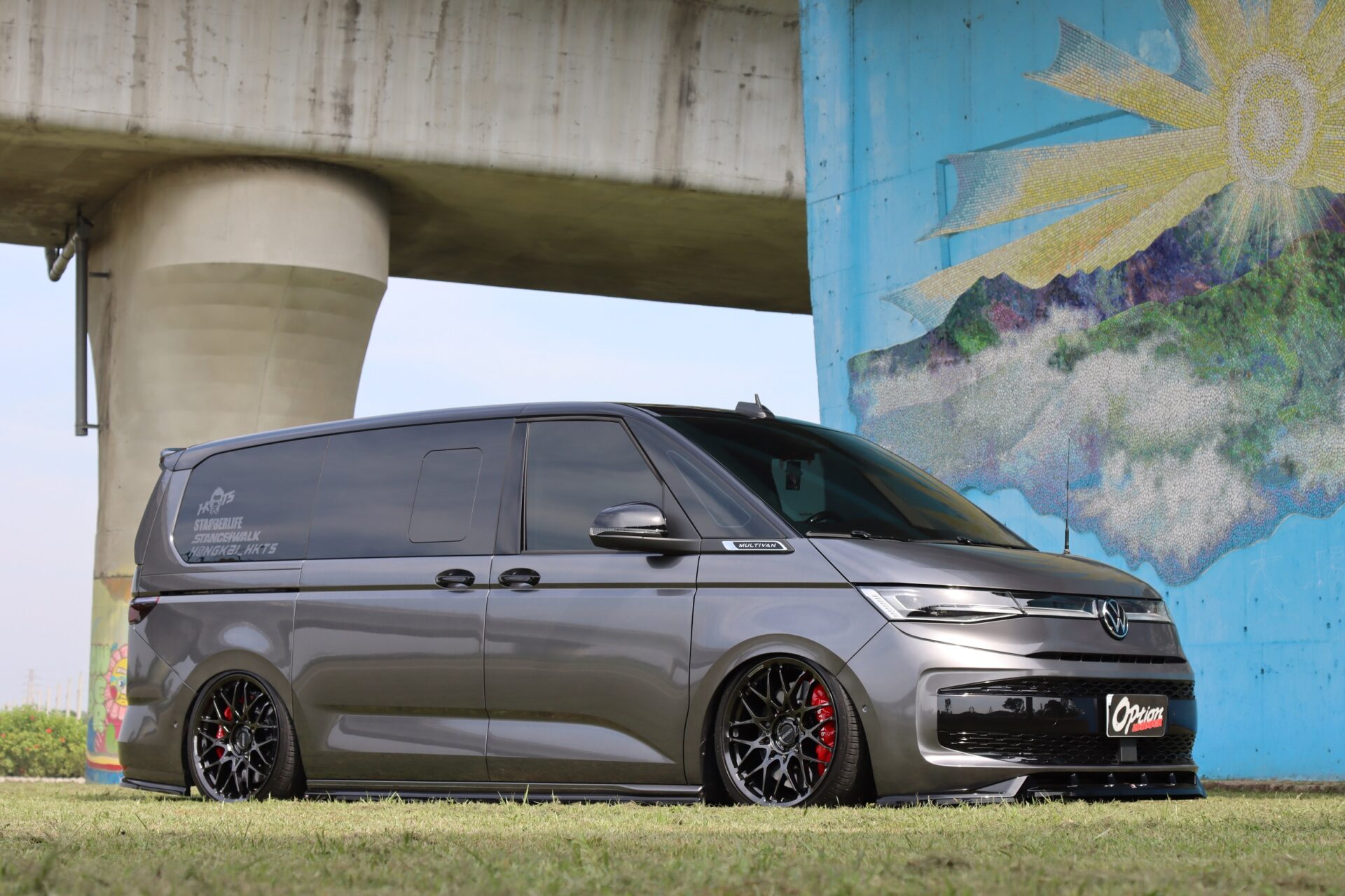 【改裝實戰】VW T7 Multivan氣壓改造實車(上) 雙色低趴超帥氣 | 改裝實戰 | CARNEWS