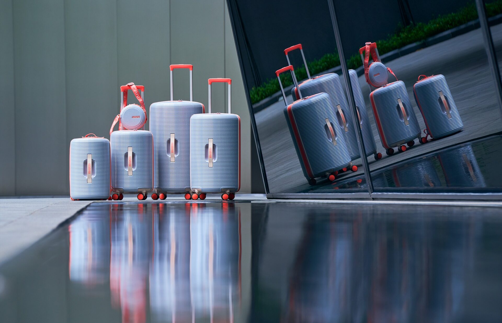 AI 科技時尚當道 Y3K「未來感」流行你跟上沒？American Tourister 新一代「ROLLIO」系列閃耀登場 金屬炫光閃爆時髦 ...