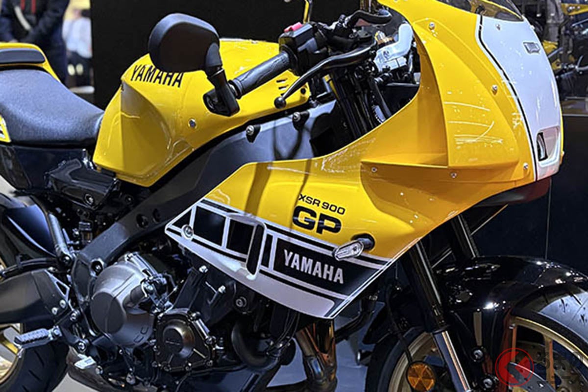 Yamaha 全新「XSR900GP」在日本首次亮相！車迷們超興奮！2026 年式車型採用了經典的「Strobe（閃電條）配色」，向昔日的傳奇 ...